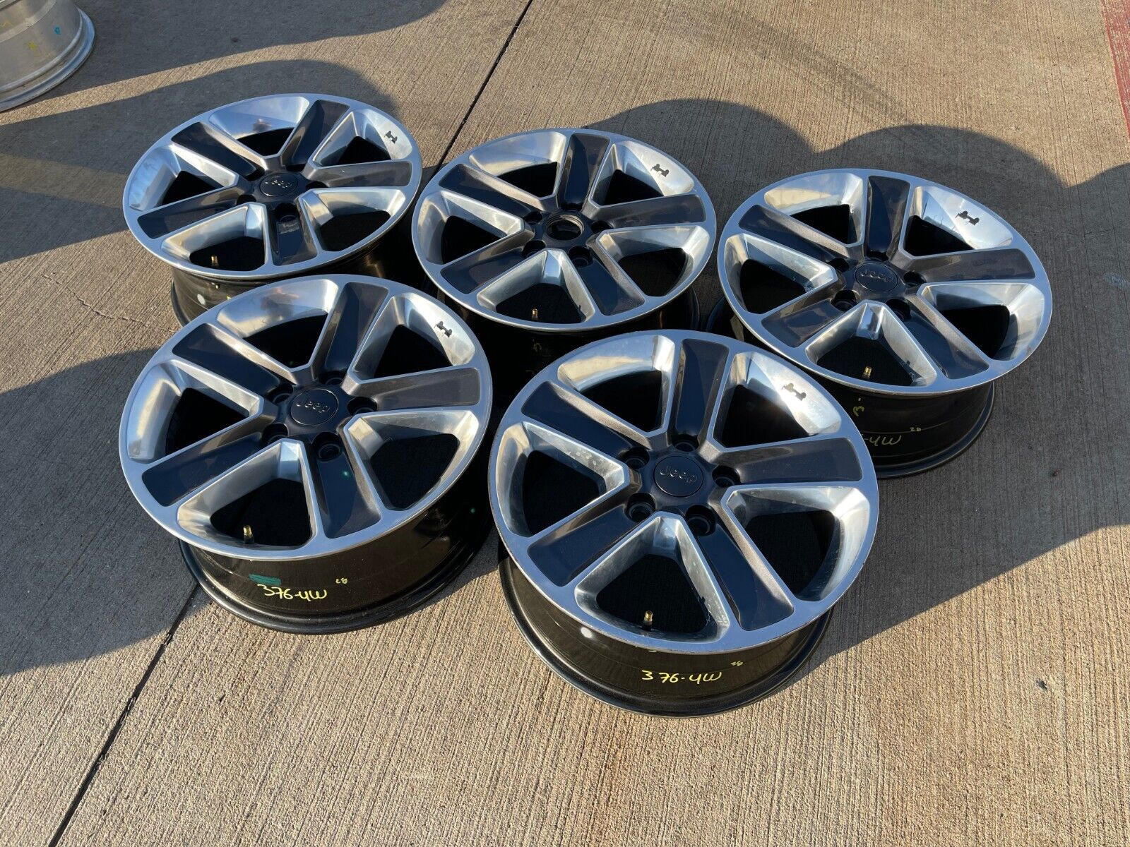 18" Jeep Wrangler Altitude OEM 9255 9221 wheels rims 2021 2022 2023 20 ...