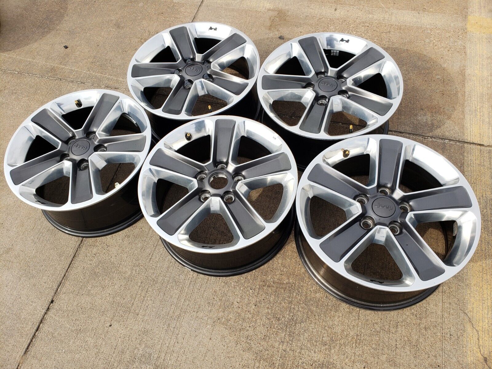 18" Jeep Wrangler Altitude Black OEM 9255 9221 wheels rims 2021 2022 2 ...